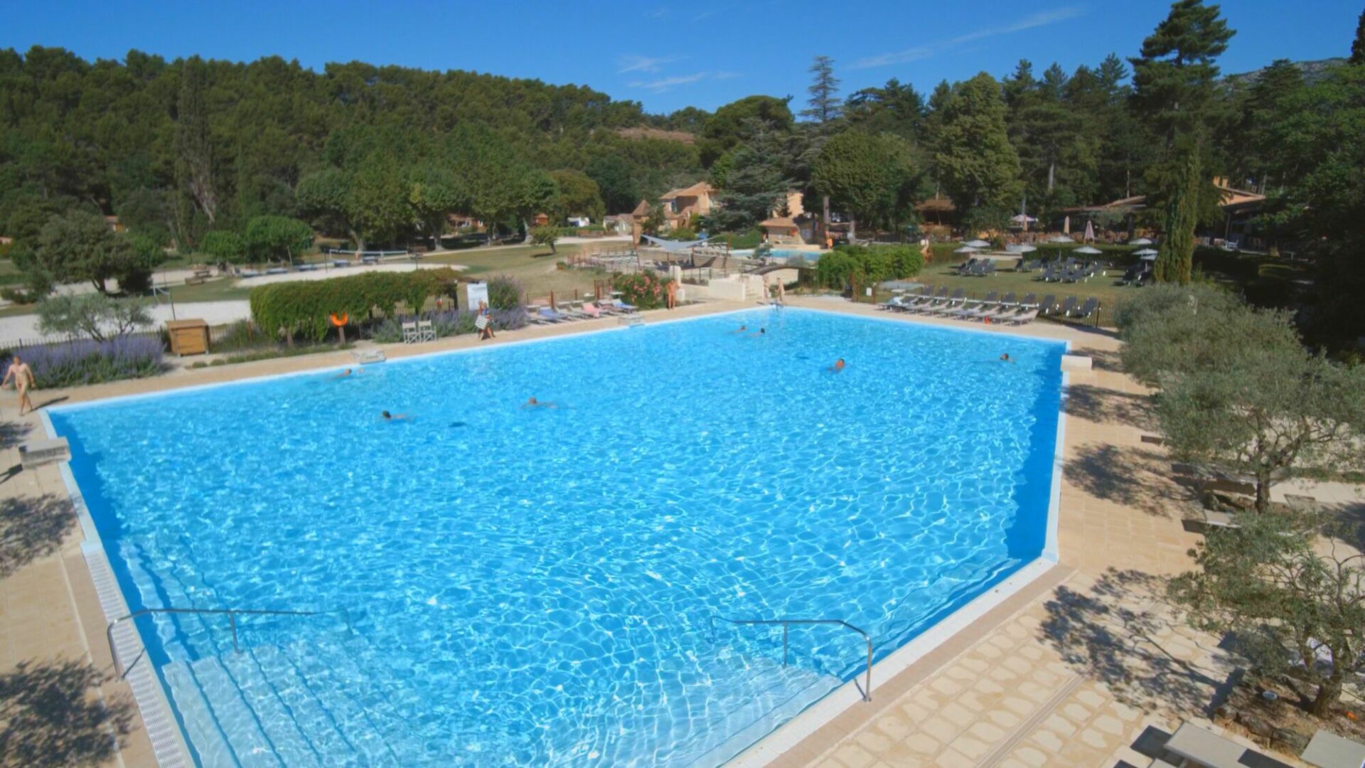 Découvrez Bélézy, le resort naturiste 5 étoiles en Provence - Naturisme TV