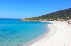 Les plus belles plages pour vos vacances naturistes en Corse - Naturisme TV